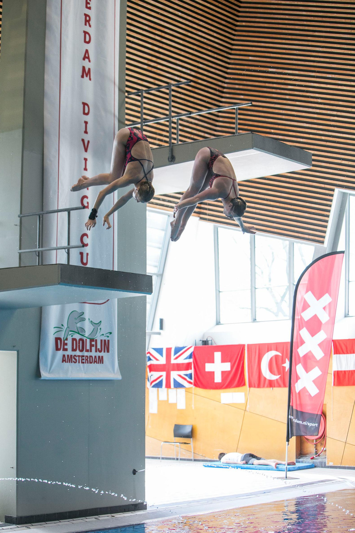 Van de hoogste duikplank: schoonspringen in Sloterparkbad | Het Parool