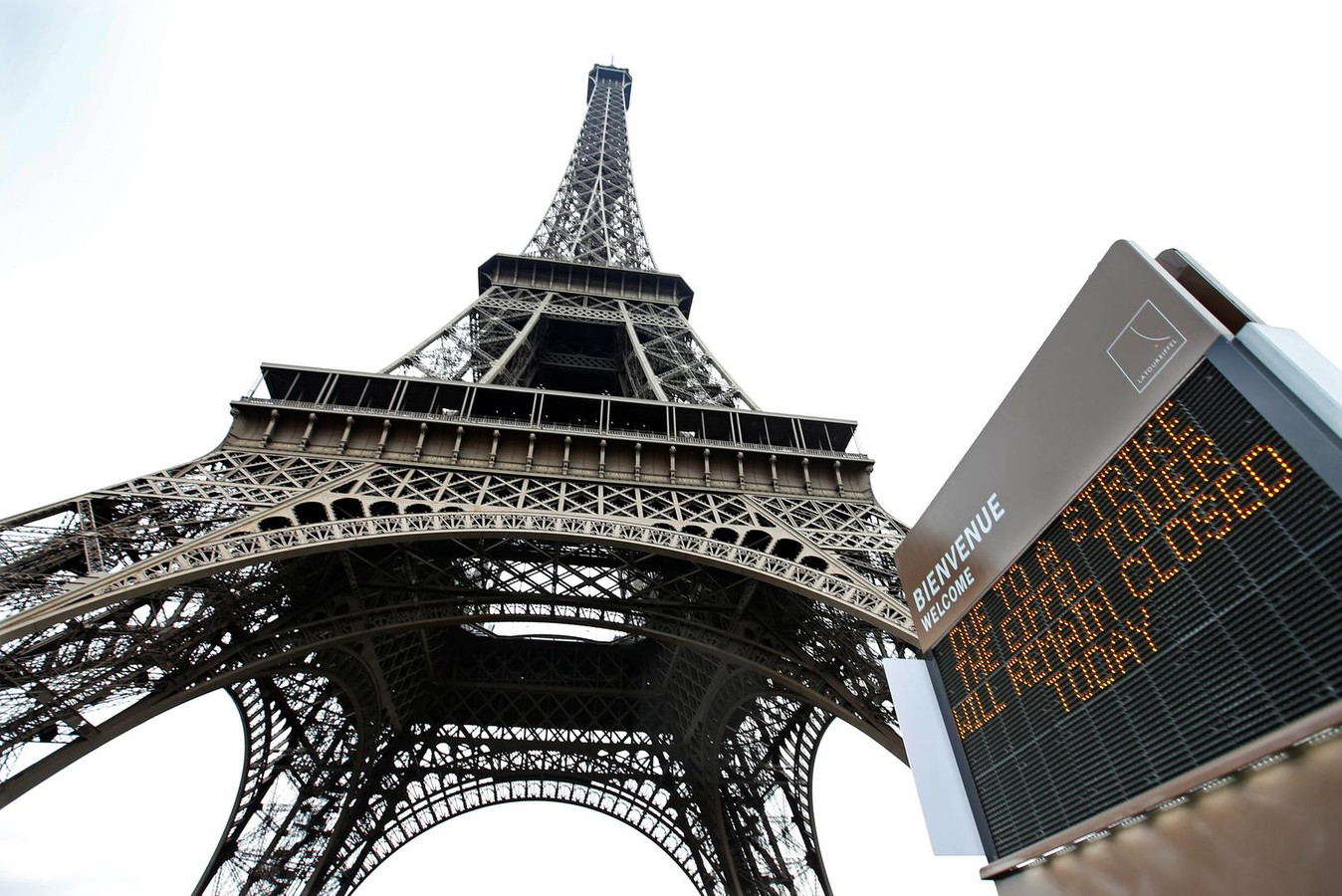 La Tour Eiffel rouvre après cinq jours de grève | Foto | 7sur7.be La Tour Eiffel rouvre après cinq jours de grève | Foto | 7sur7.be