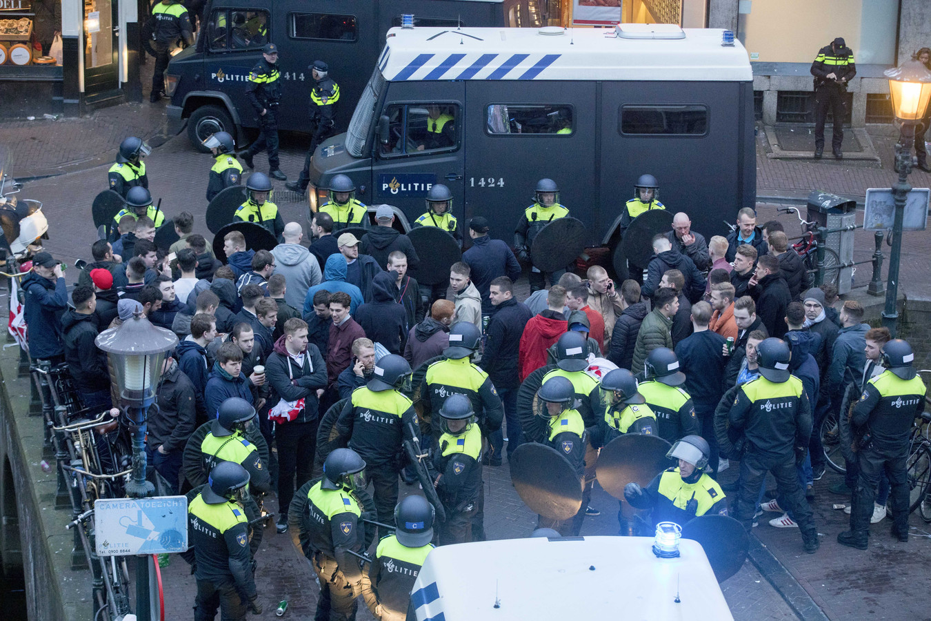 Hooligan-geweld in Amsterdam: politie pakt bijna 100 Britse ...