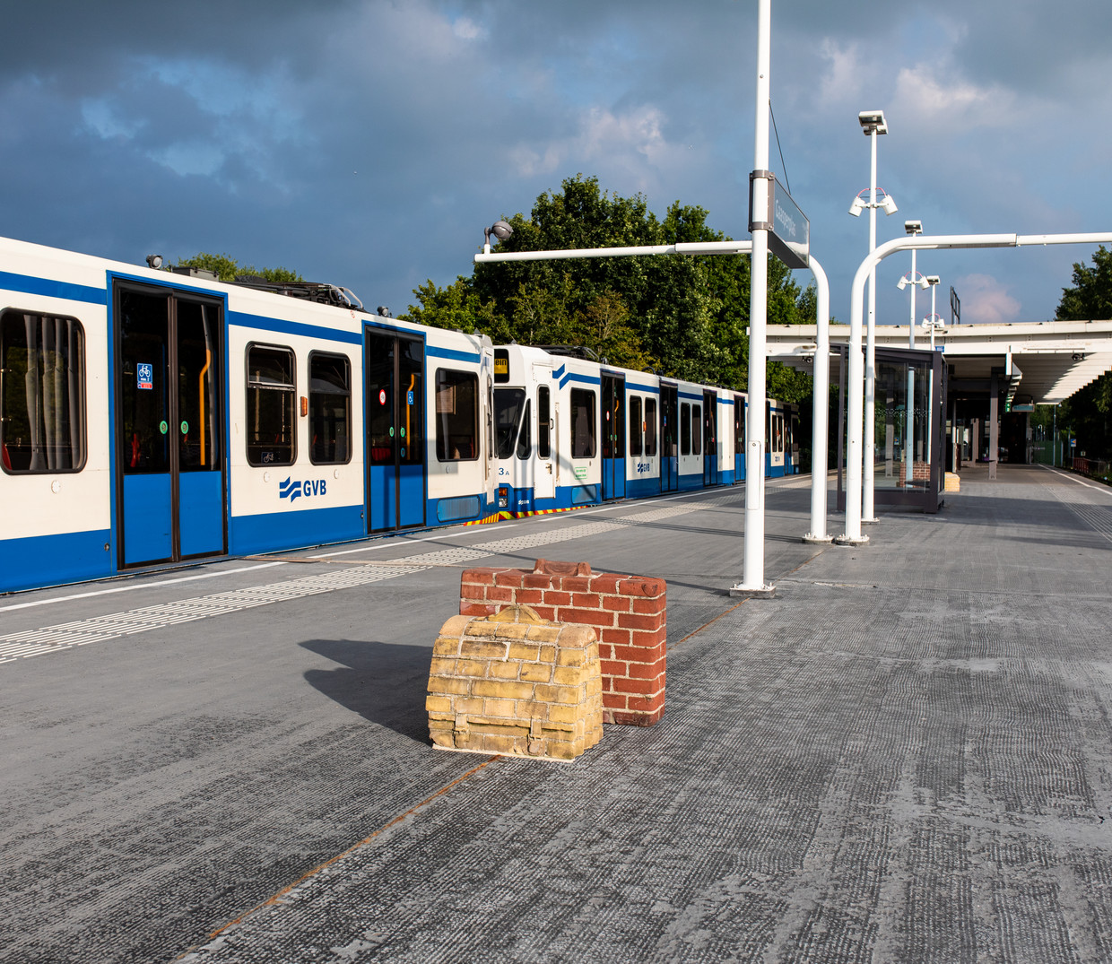 De bagage op station Gaasperplas is vergroeid met de omgeving | Het Parool