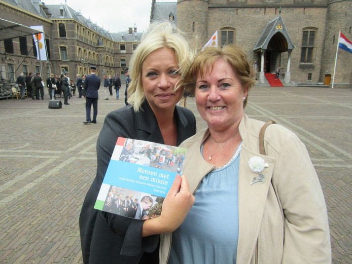 Marja van den Boogaard uit Eindhoven krijgt anjerspeld | Eindhoven | ed.nl